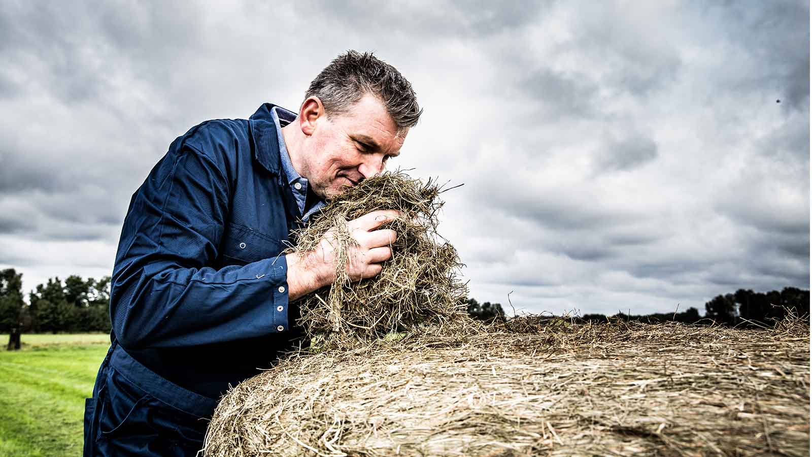 Make the right decisions about binding and wrapping bales. | KUHN