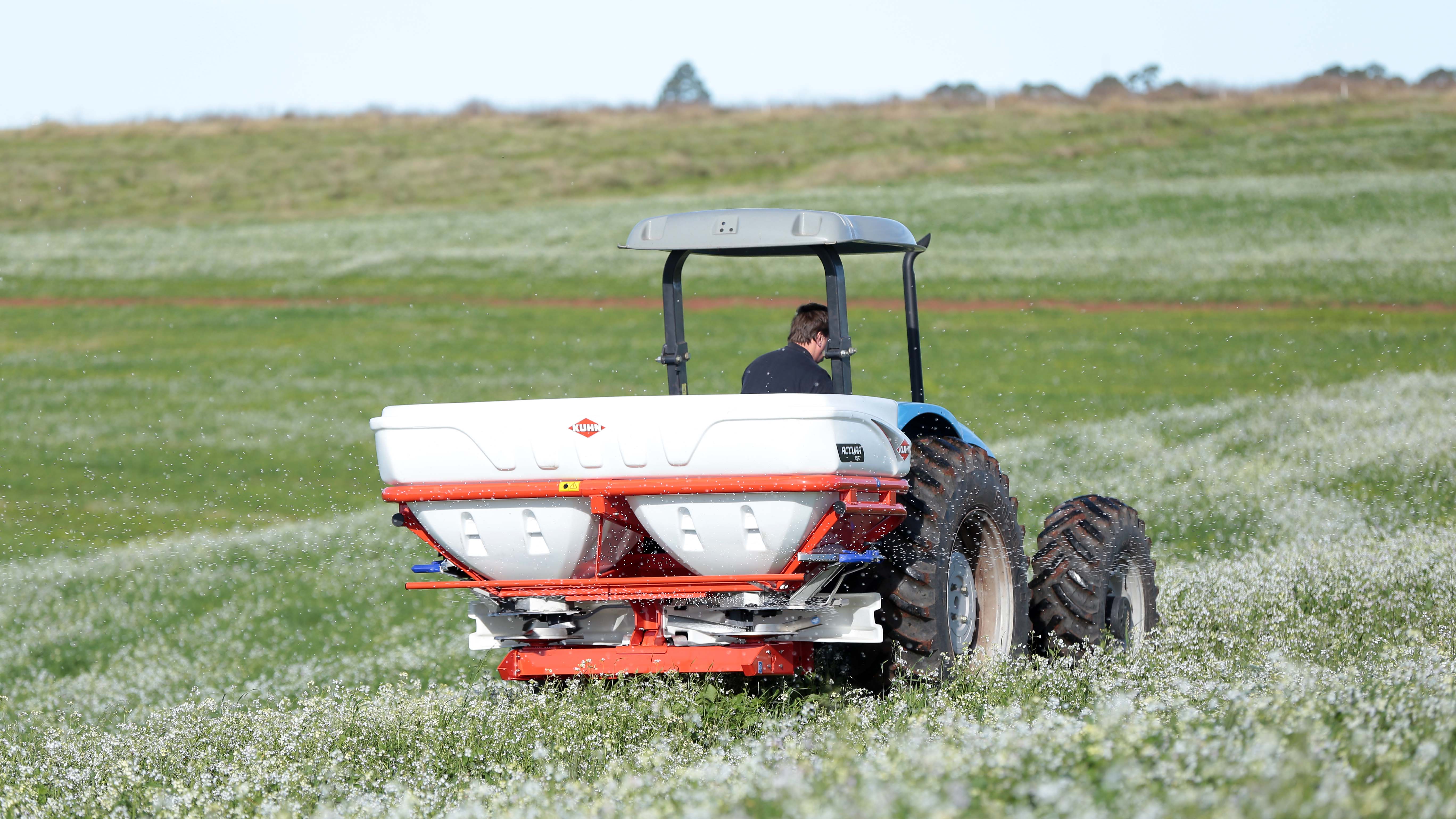 Mounted Twin Disc fertiliser spreader ACCURA 1600 | KUHN
