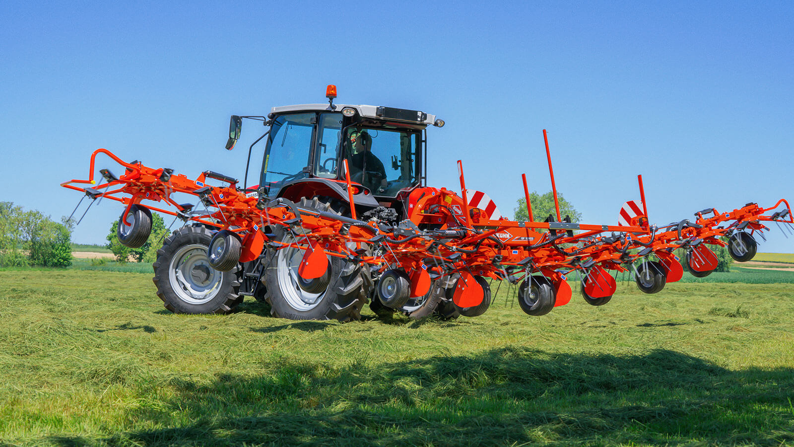 GF 1002 tedders - Compact and robust! | KUHN