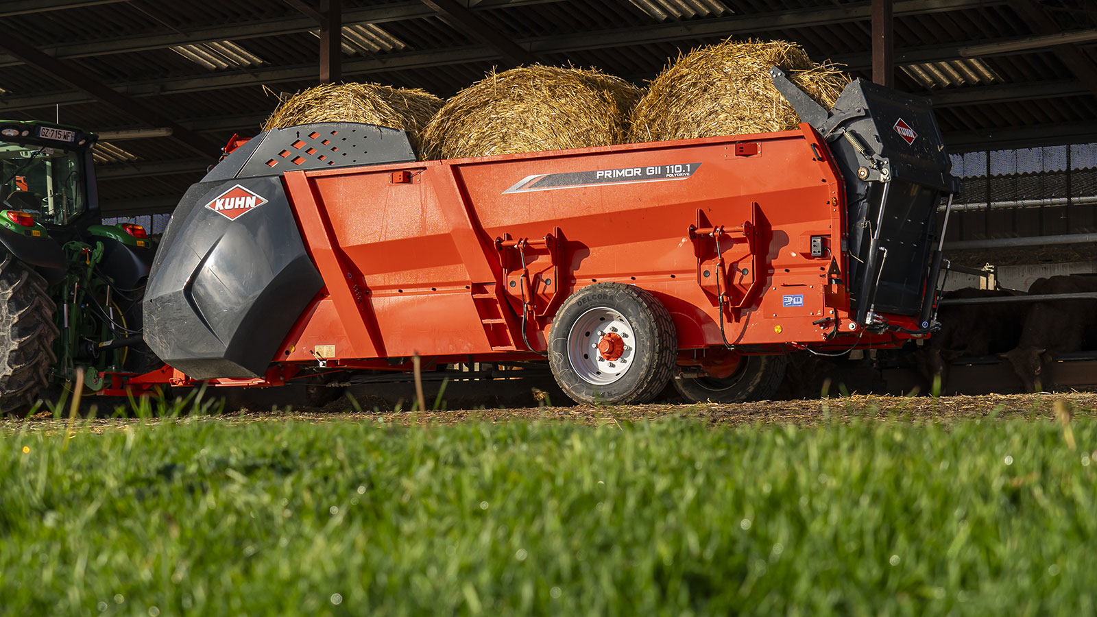New 11 m3 all-forage straw blower-feeder | KUHN