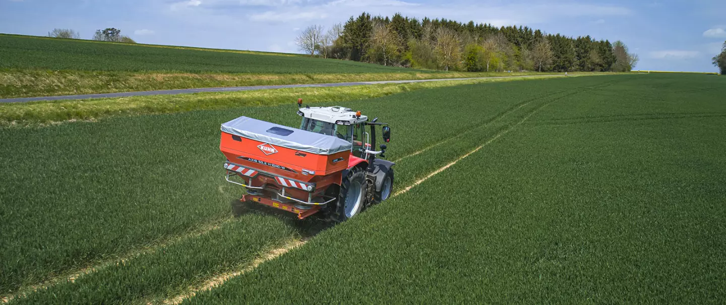 Mounted Twin Disc fertiliser spreader AXIS | KUHN